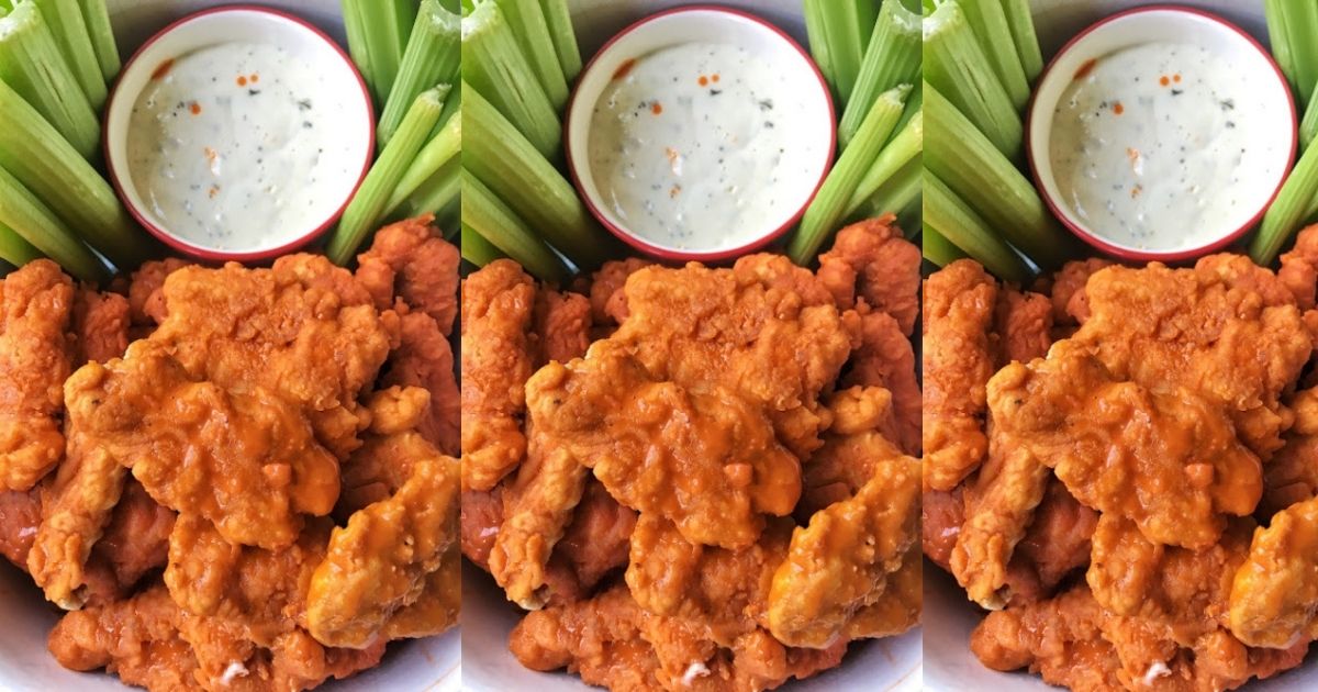 Alitas boneless con salsa búfalo y aderezo de queso azul