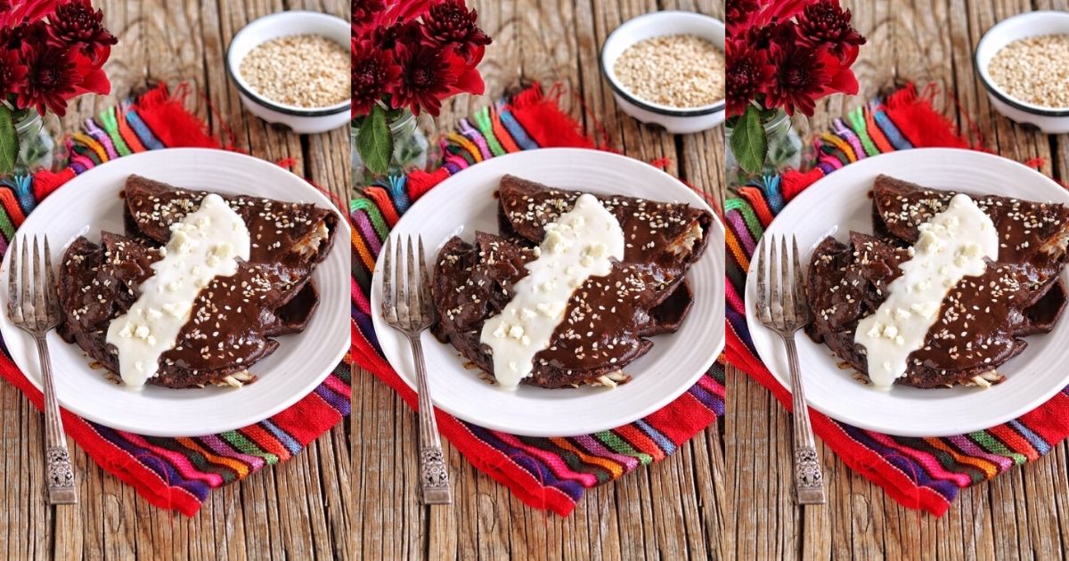 Receta de enmoladas estilo poblano con pollo deshebrado