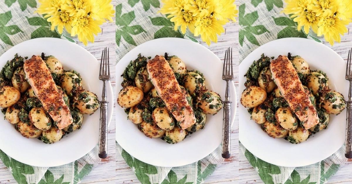 Salmón horneado con papas y espinacas receta fácil