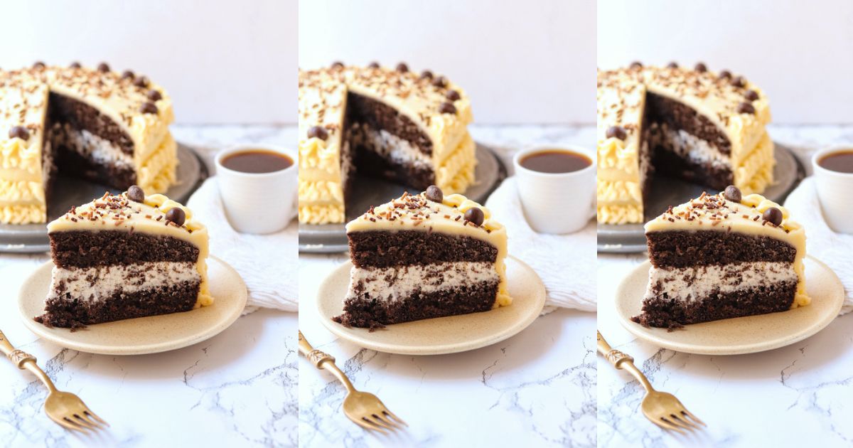 Pastel de mocha de chocolate con relleno de queso crema